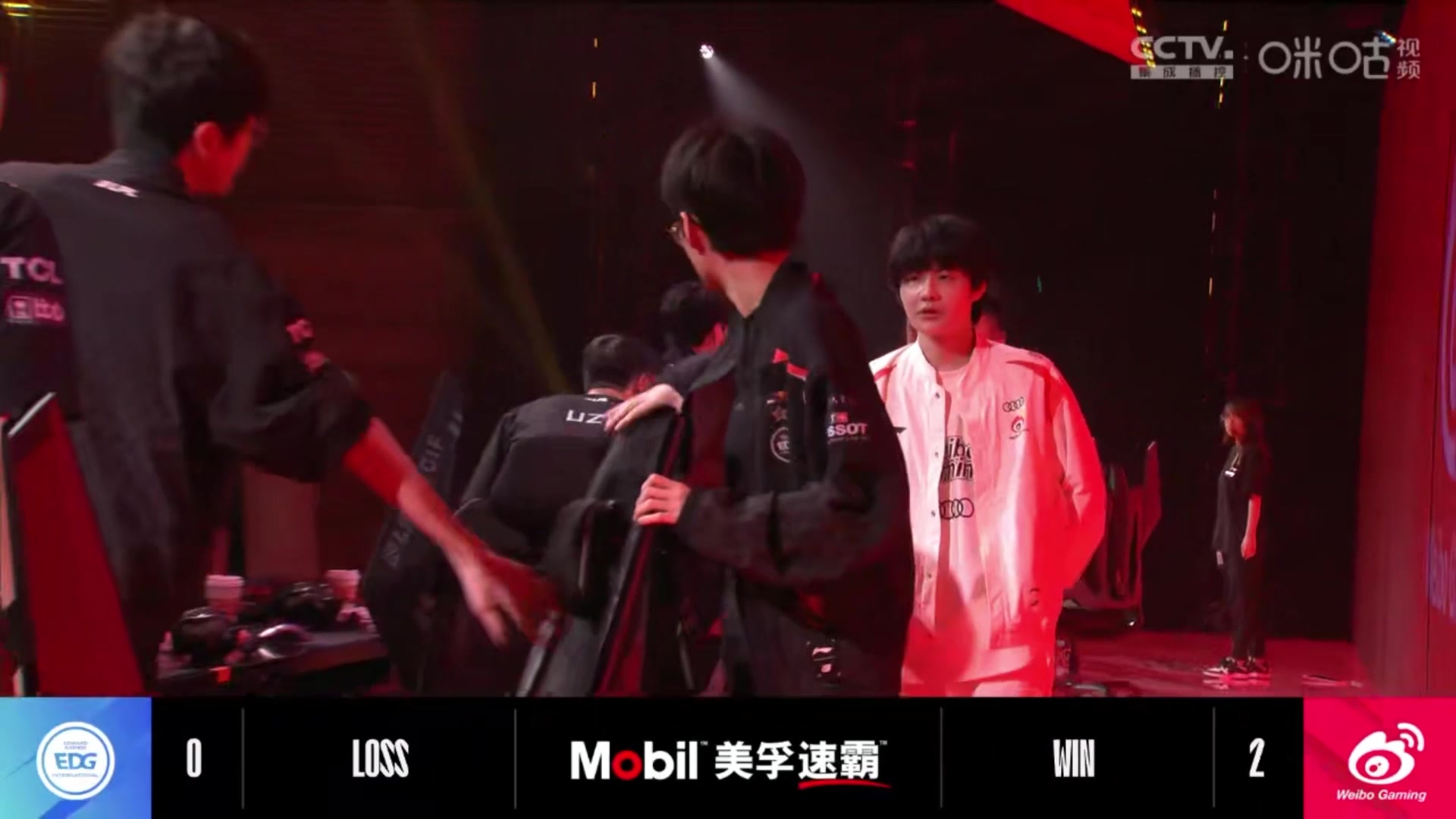 赛后碰拳Xiaohu和Uzi表情未有波澜 Light看到神难掩喜悦~-直播吧