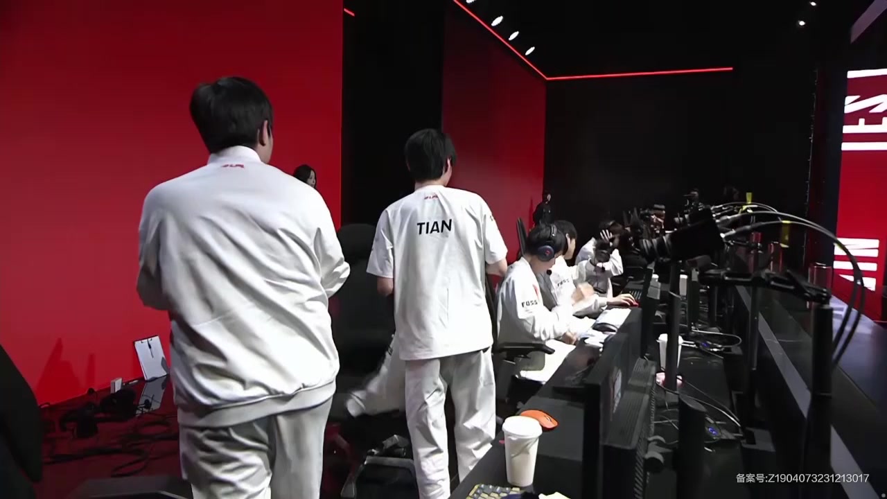 JKL坚毅眼神和MISSING碰拳 但Meiko看到圣枪哥已经开始笑了-直播吧